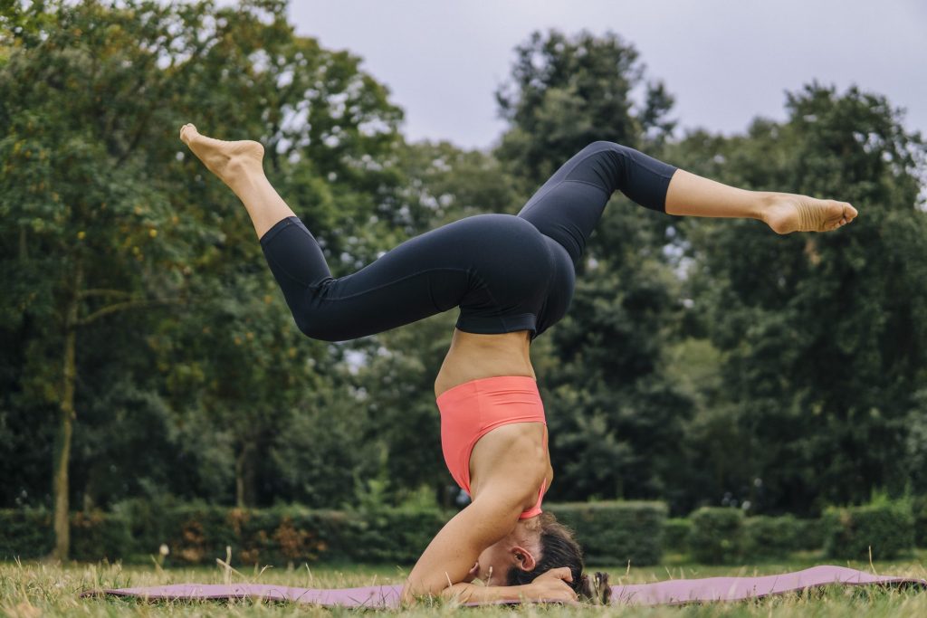 Come fare la verticale nello yoga | Ohga!