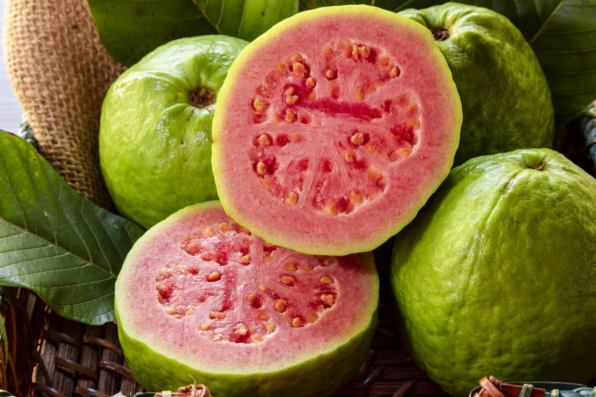 Guava: proprietà e benefici (di frutto e foglie) | Ohga!
