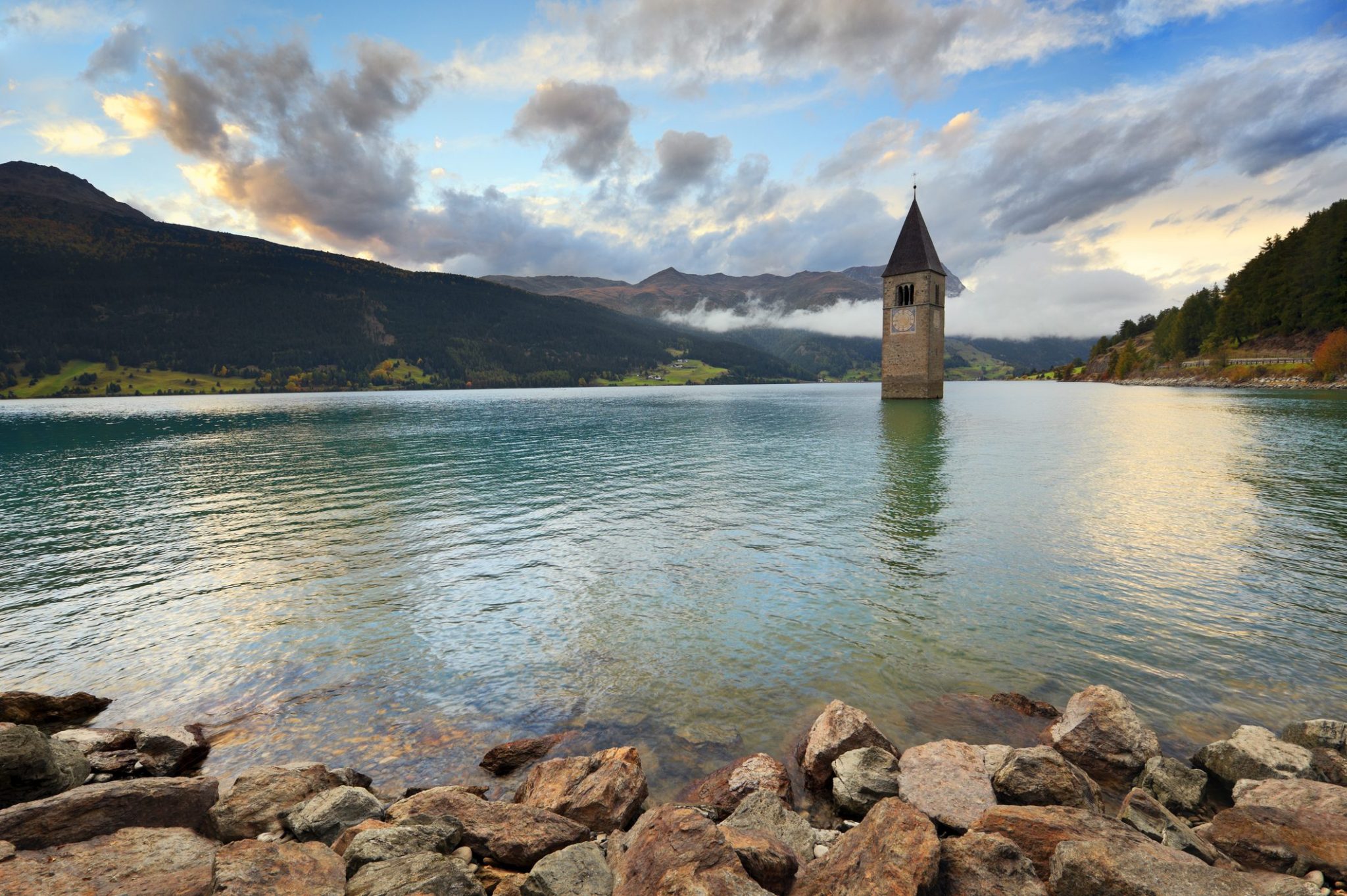 Il paese sommerso di Curon riaffiora dal lago Resia in Trentino | Ohga!