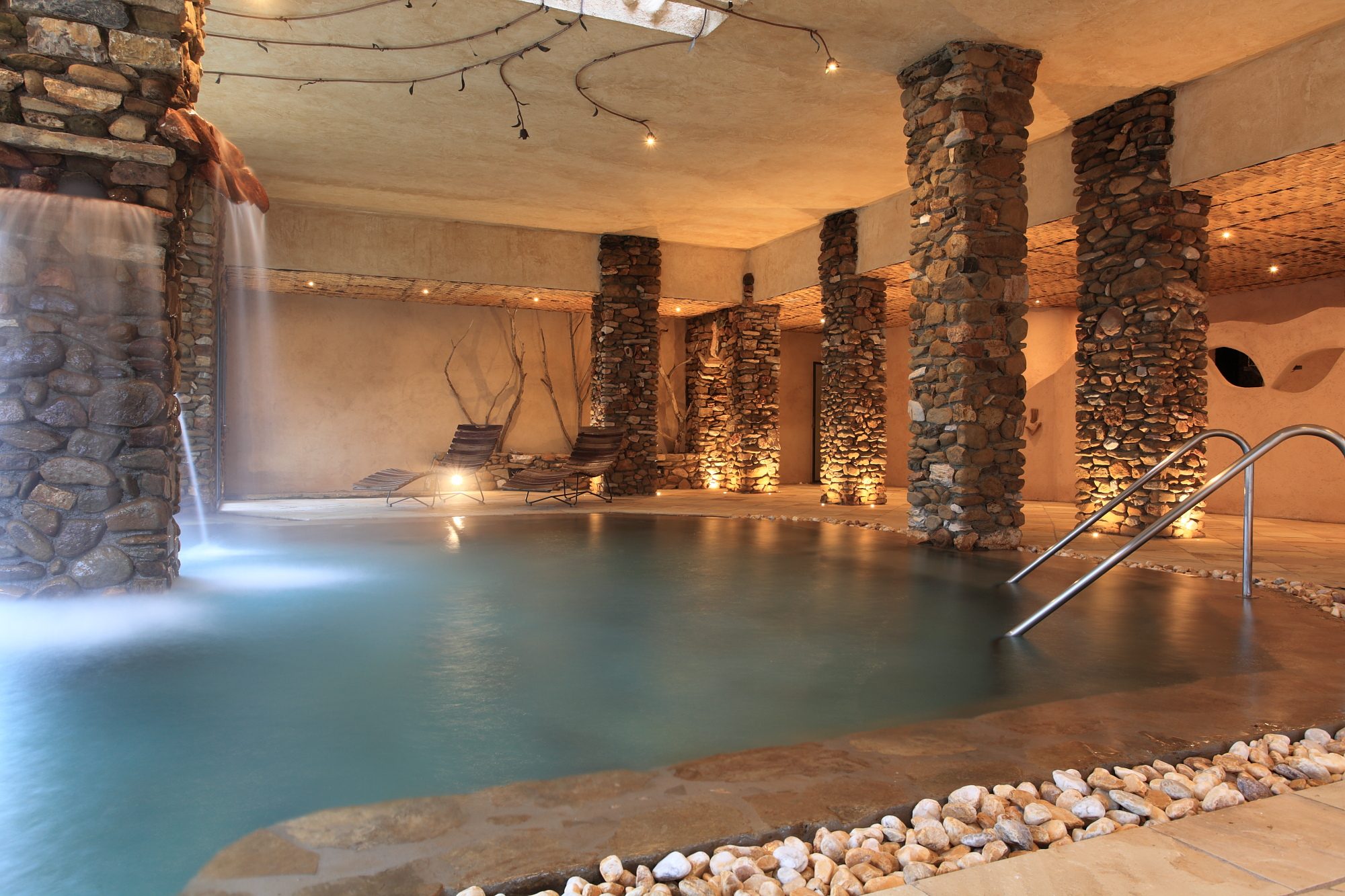 Tra pietre di fiume, cascate e idromassaggi, il benessere ritrovato ...