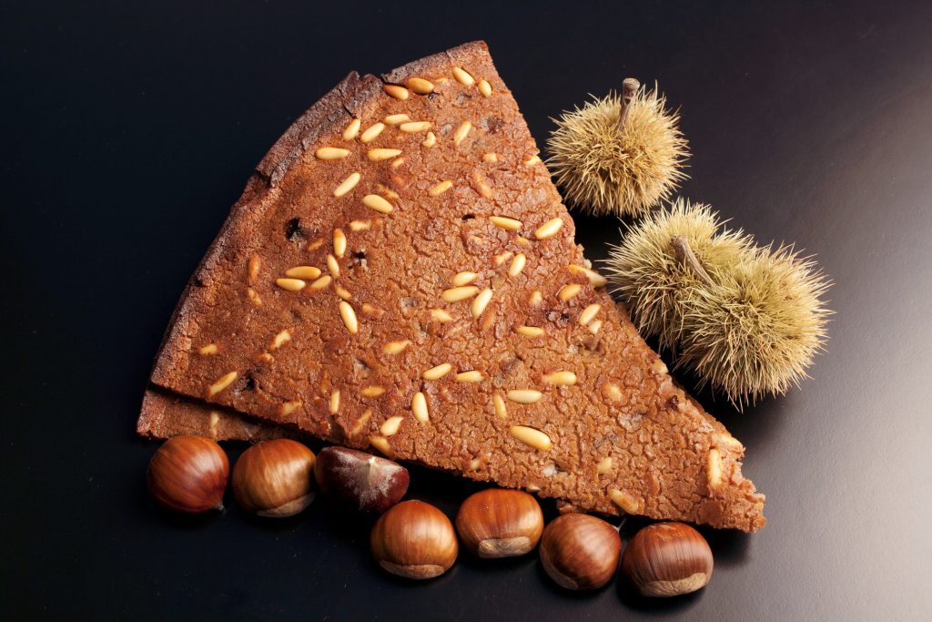 La ricetta originale del castagnaccio, il dolce autunnale preparato con ...