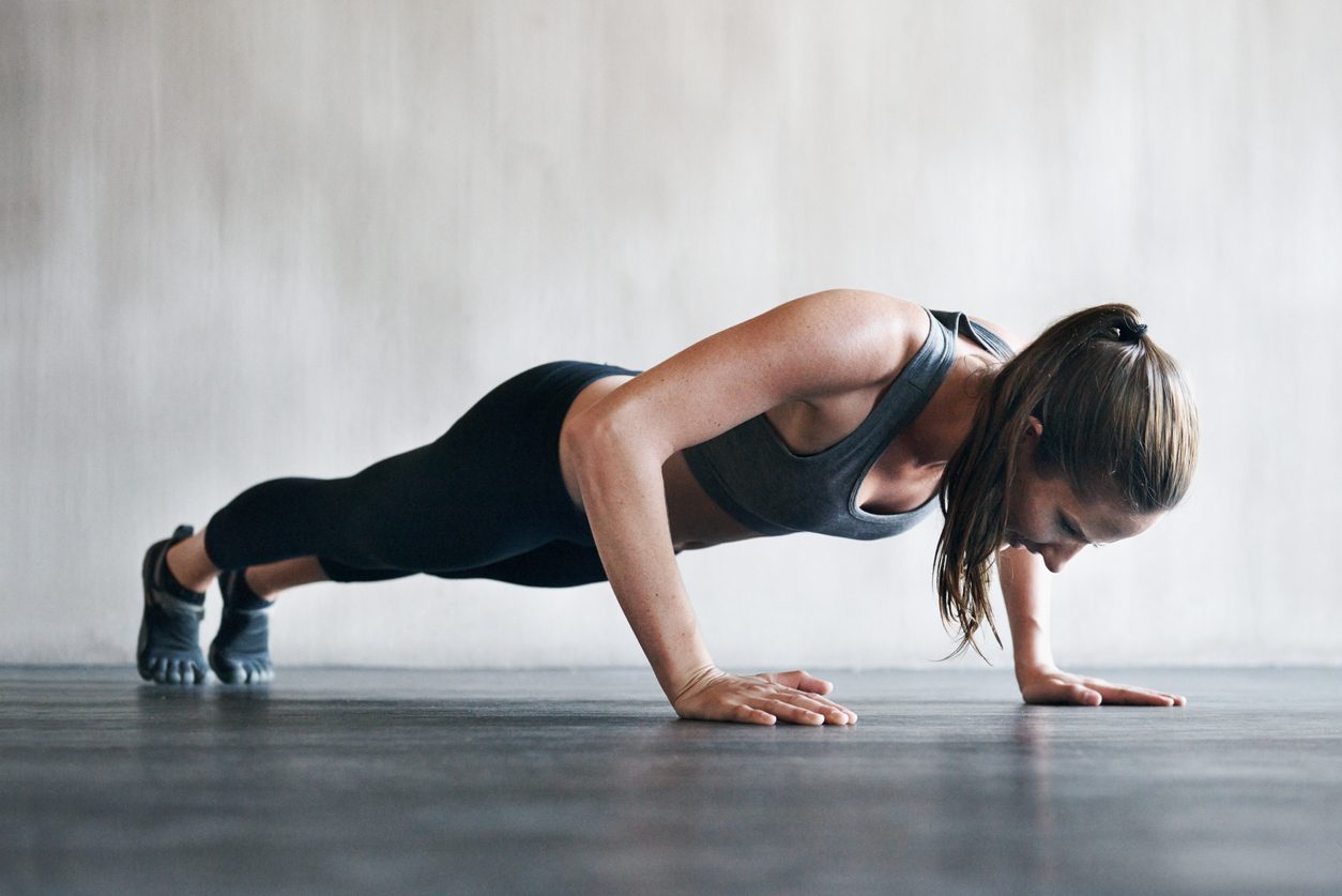Come allenare i bicipiti senza andare in palestra e senza pesi | Ohga!
