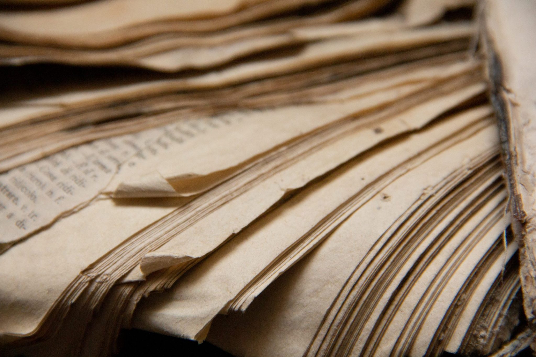 Pagine di libri vecchi: come riciclarle per farne bustine fai da te | Ohga!