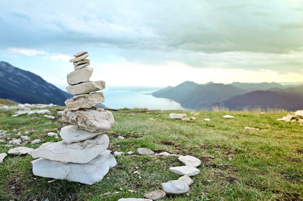 Se lungo un sentiero trovi uno di questi omini di pietra, ecco cosa ...