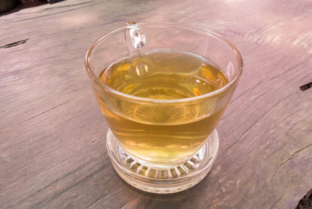 Come realizzare un infuso antispreco con limone e alloro | Ohga!