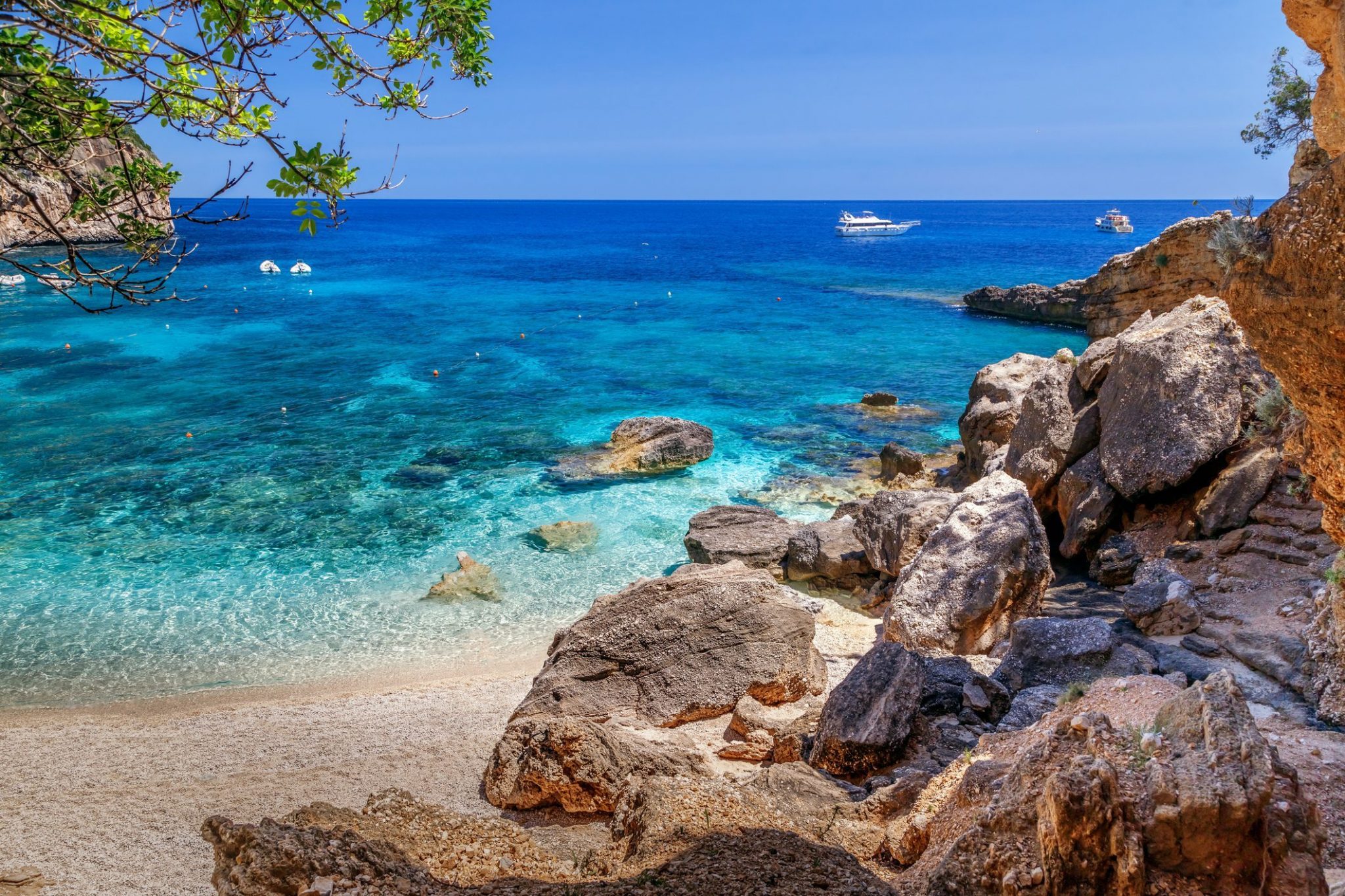 Scoglio di Baunei: imbrattata con vernice spray una delle spiagge più ...
