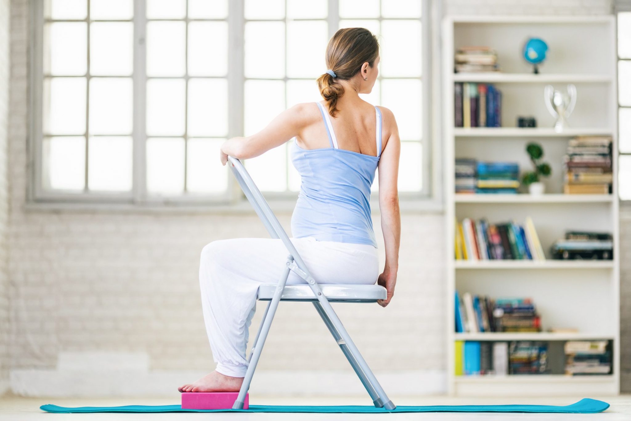 Yoga sulla sedia: a cosa serve, dove si può praticare e 5 facili ...