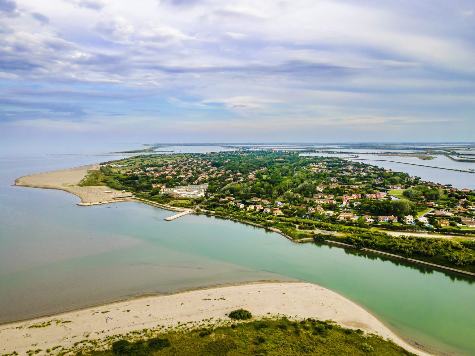 Le 10 spiagge più belle del Veneto dove riposare dopo aver visitato le ...